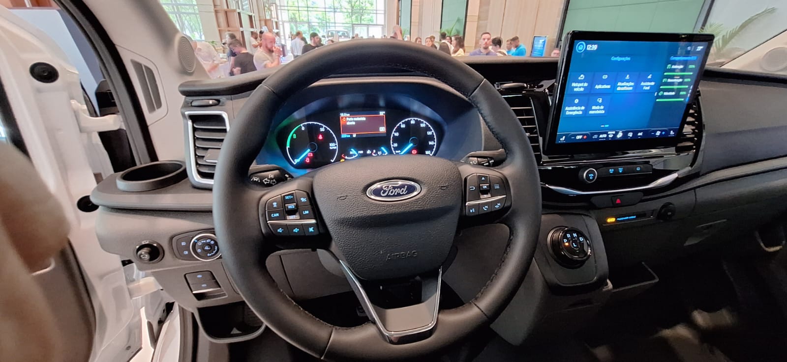 Ford Pro amplia portfólio com nova E-Transit Chassi - Frota&Cia