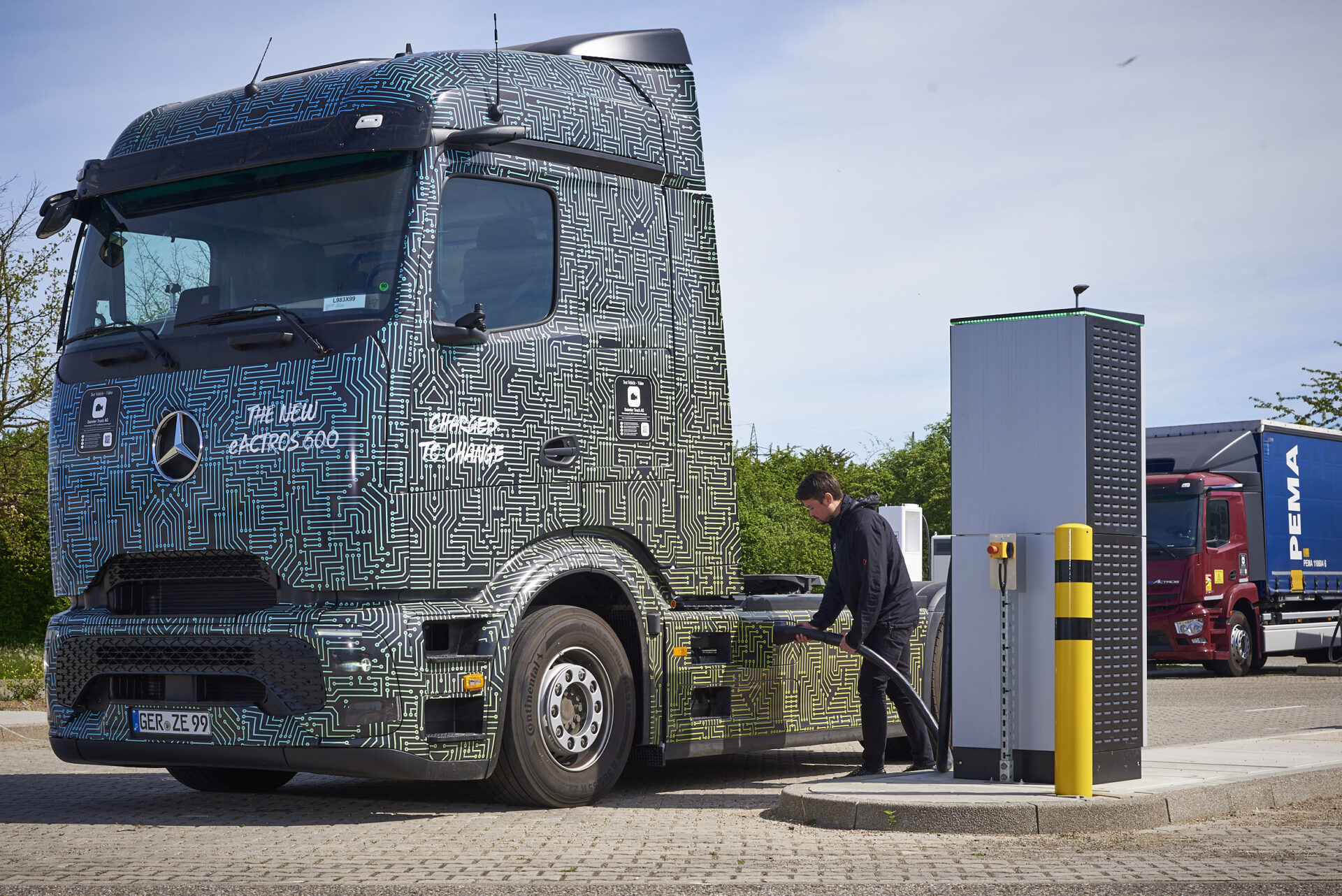 Mercedes-Benz eActros testa com sucesso carregamento de 1 MW